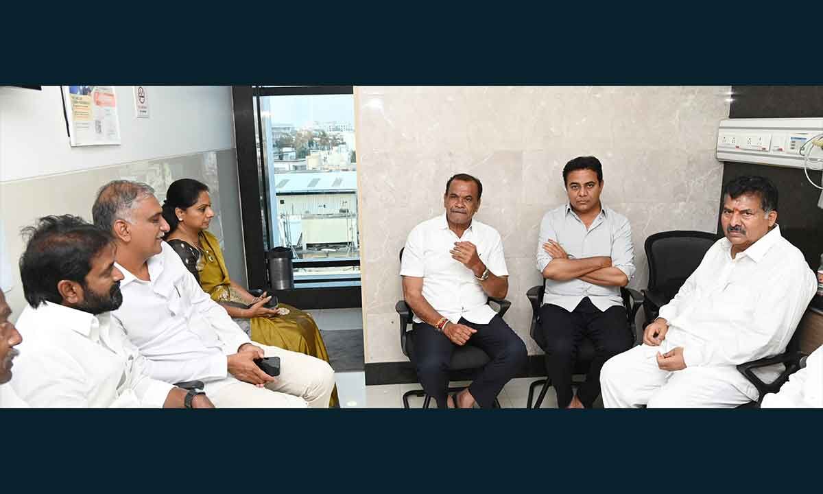 Minister Komatireddy Venkat Reddy and Hanumantha Rao visits Yashoda ...