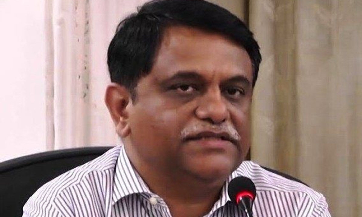 Govt makes major reshuffle of babus