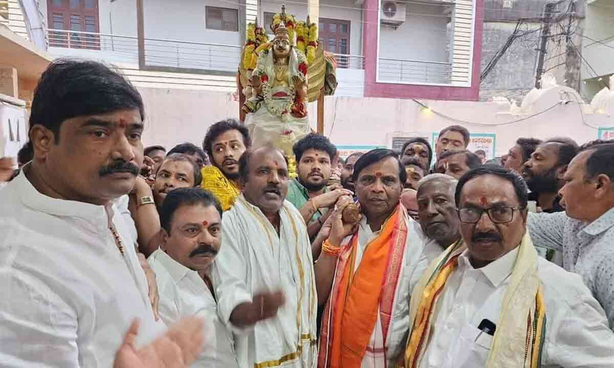 Nizamabad: MLA Dhanpal Suryanarayana performs darshan