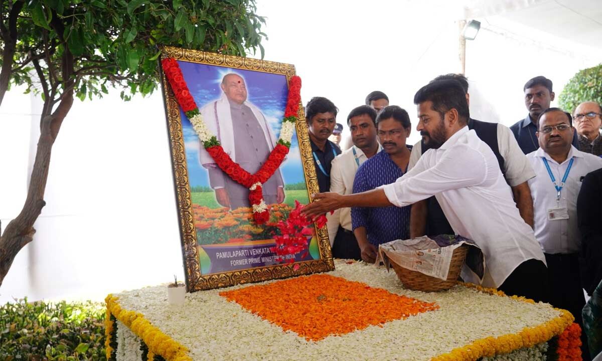 Revanth extols contributions of PV