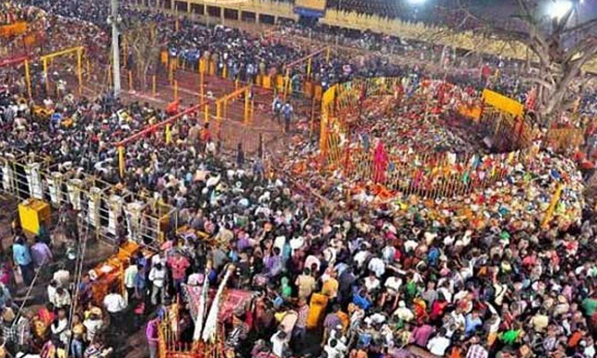 Medaram Jathara: Devotees throng to offer prayers to Goddesses Sammakka ...
