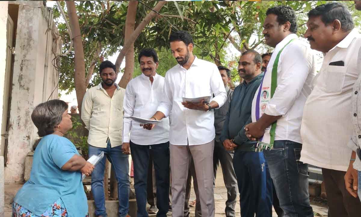 MLA Shilpa Ravichandra Kishore Reddy participates in Gadapa Gadapaku ...