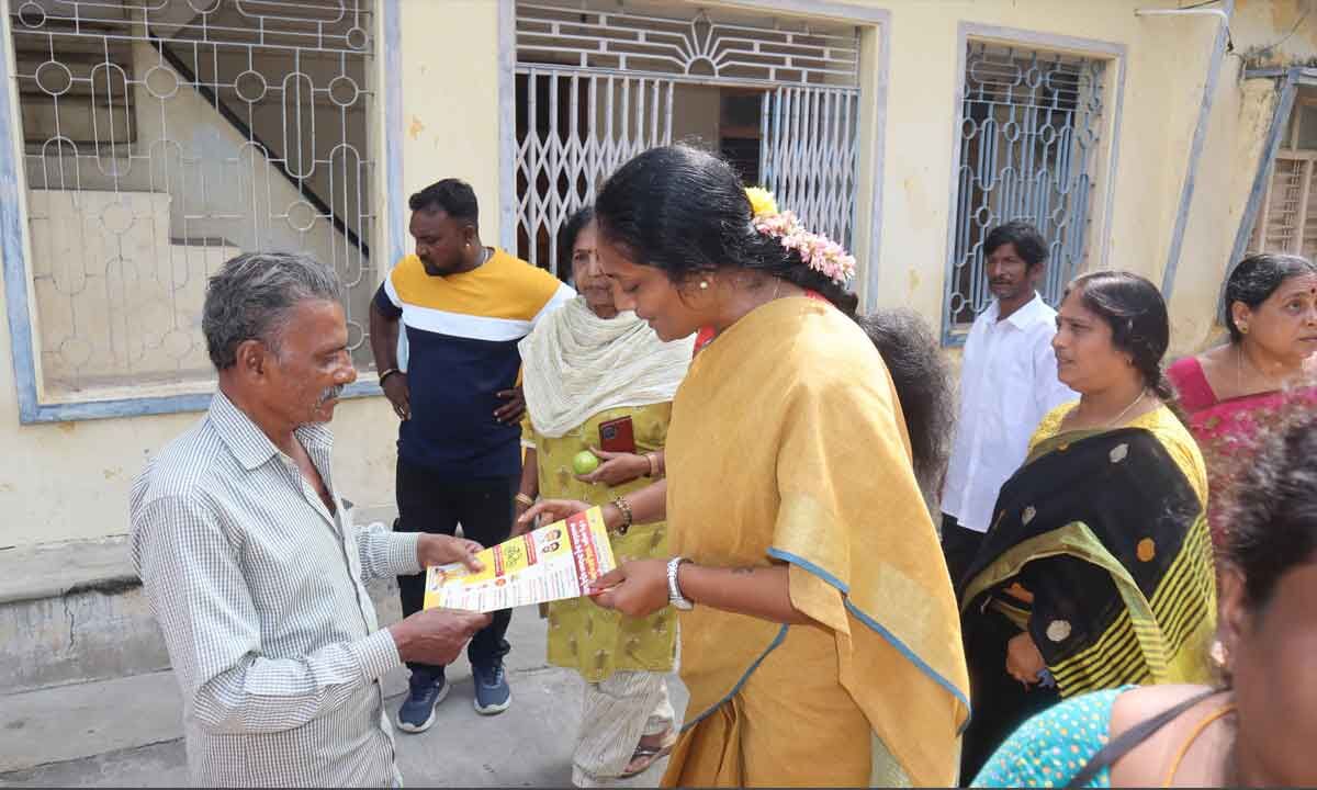 TDP women leader Sudha Reddy extends support to Chandragiri incharge Nani