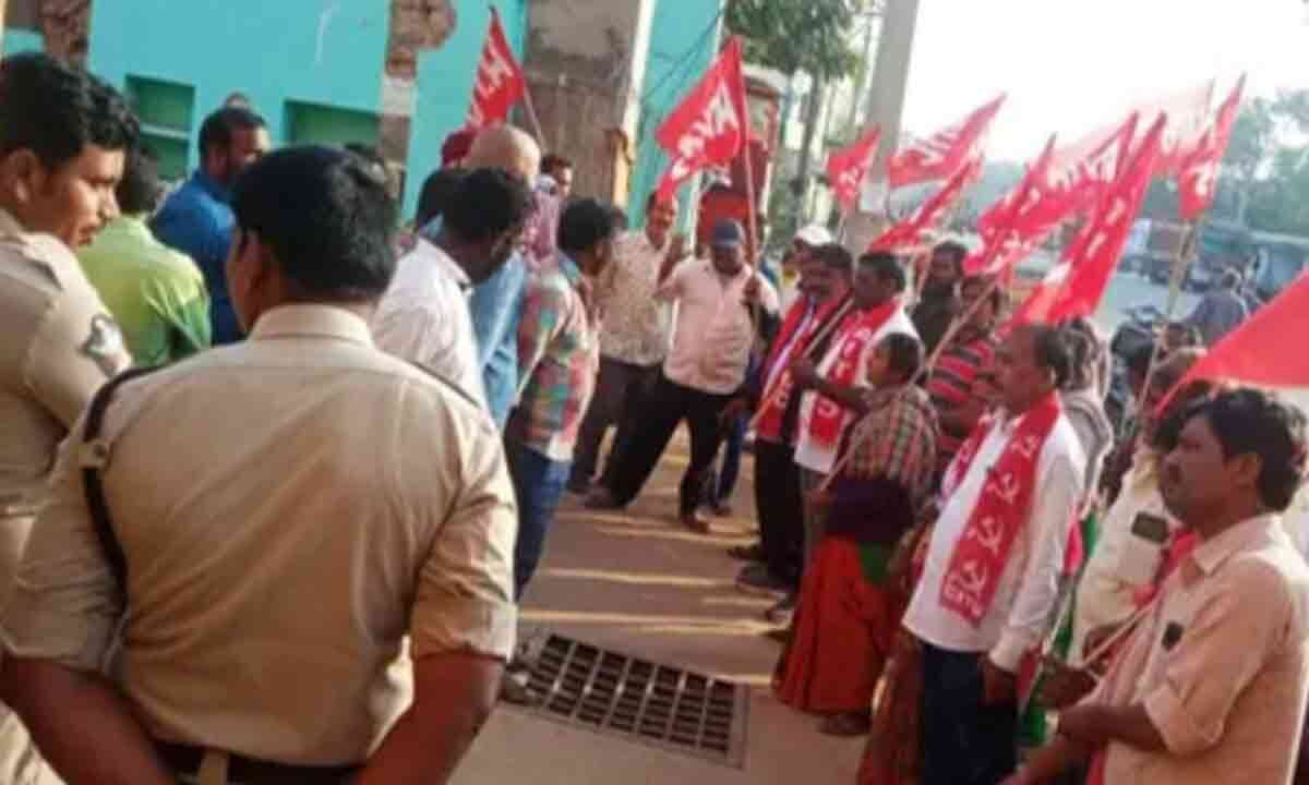 Sanitation staff obstructs coolies