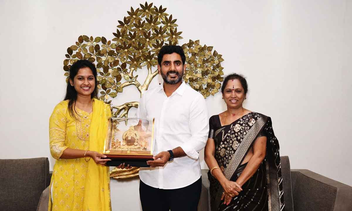 TDP leader Bandaru Shravani meets Nara Lokesh as part of courtesy