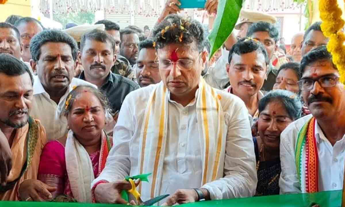 IT Minister inaugurates Gram Panchayat building