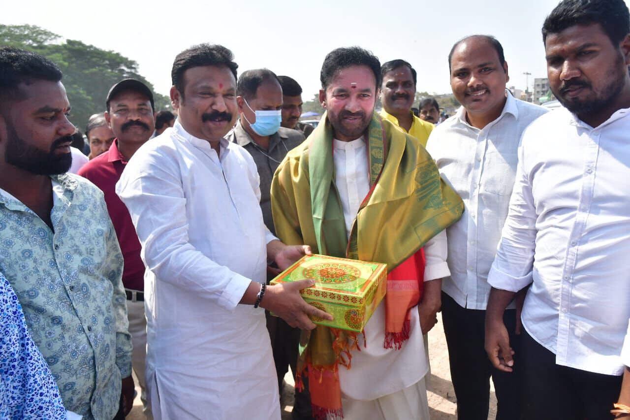 Union Minister Kishan Reddy participates in Kite festival