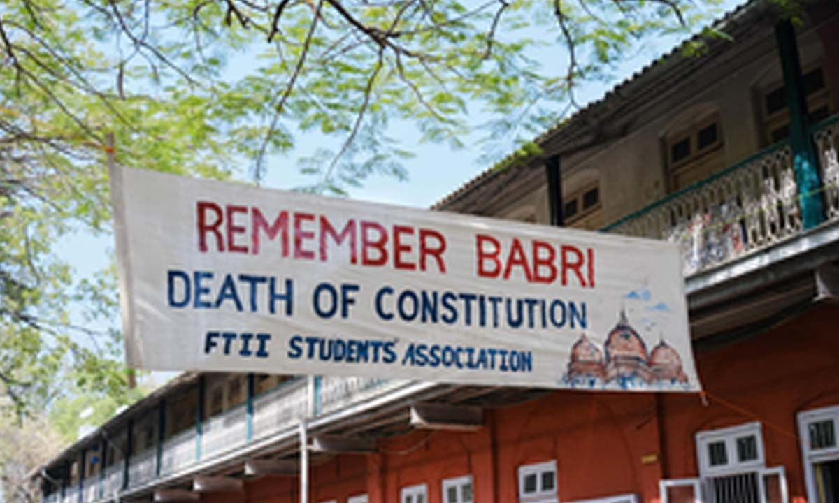 Clashes erupt between Pune FTII students, Right-wingers over Babri banner