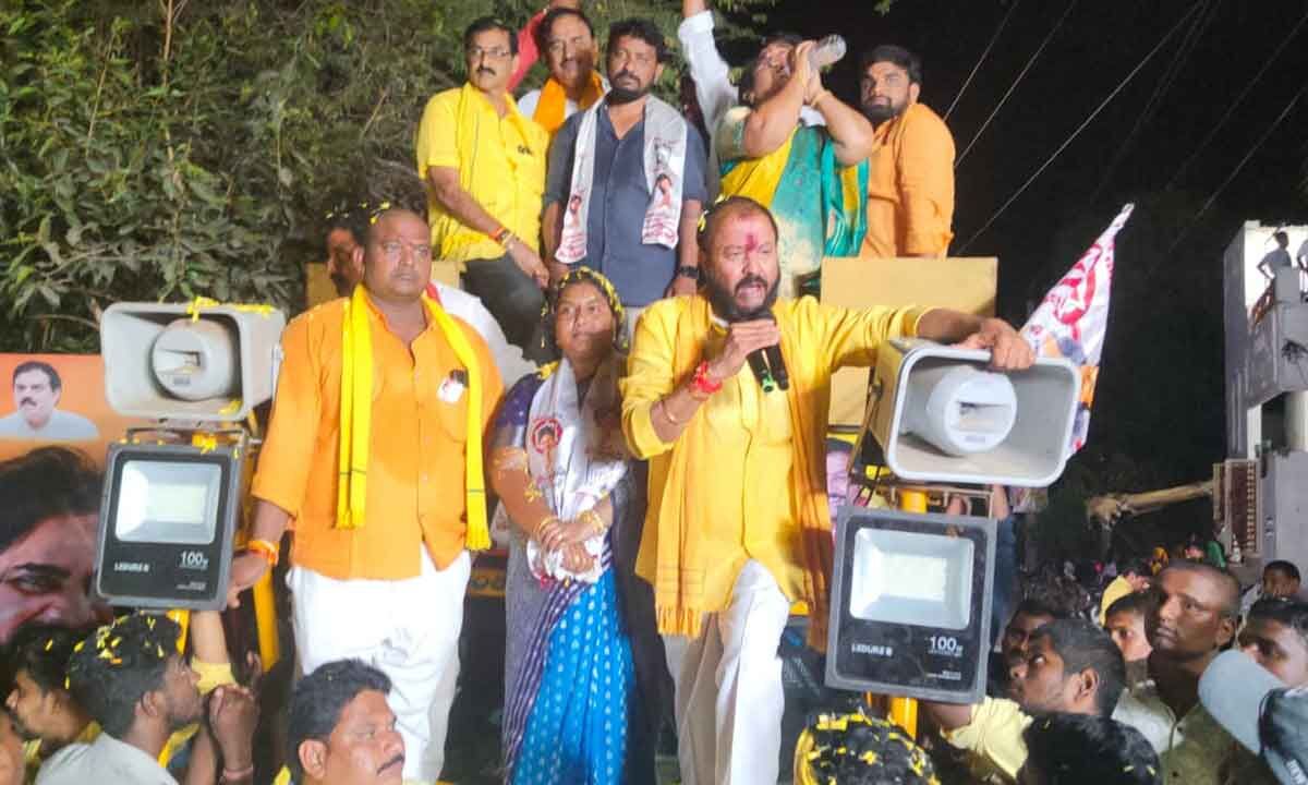 Chintamaneni Prabhakar attends Jayaho BC in Pedapadu, flays CM YS Jagan