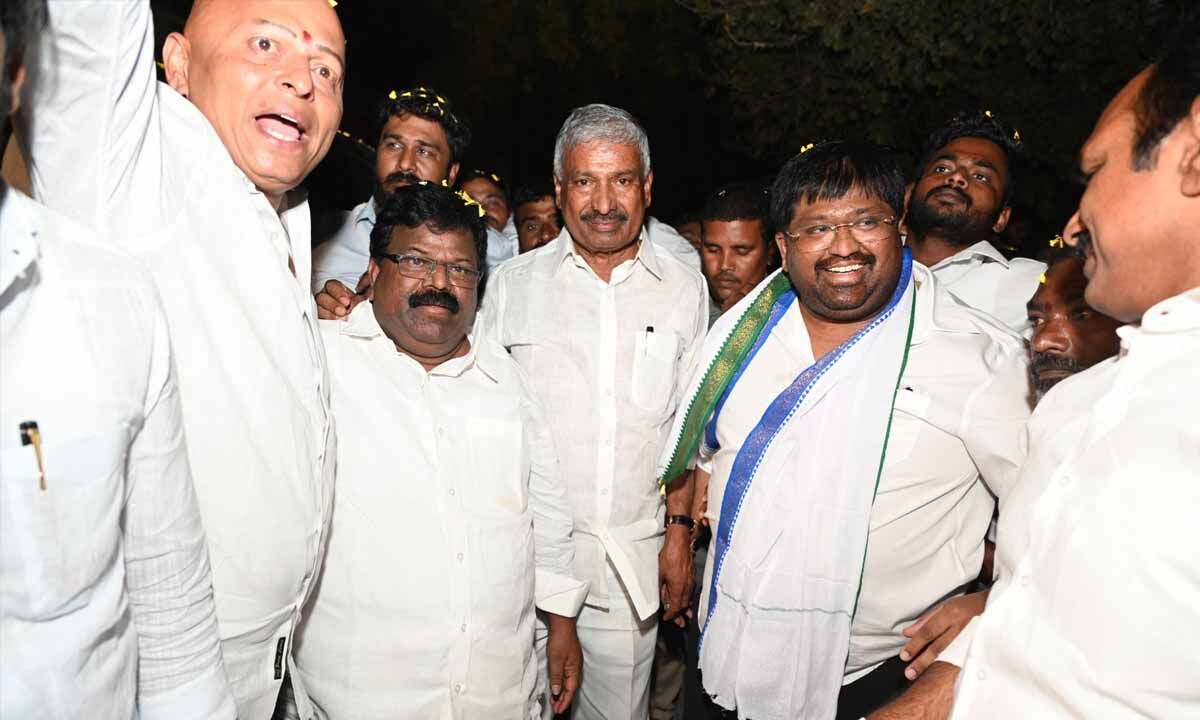 Peddireddy Ramachandra Reddy meets disgruntled leaders in Kadiri ...