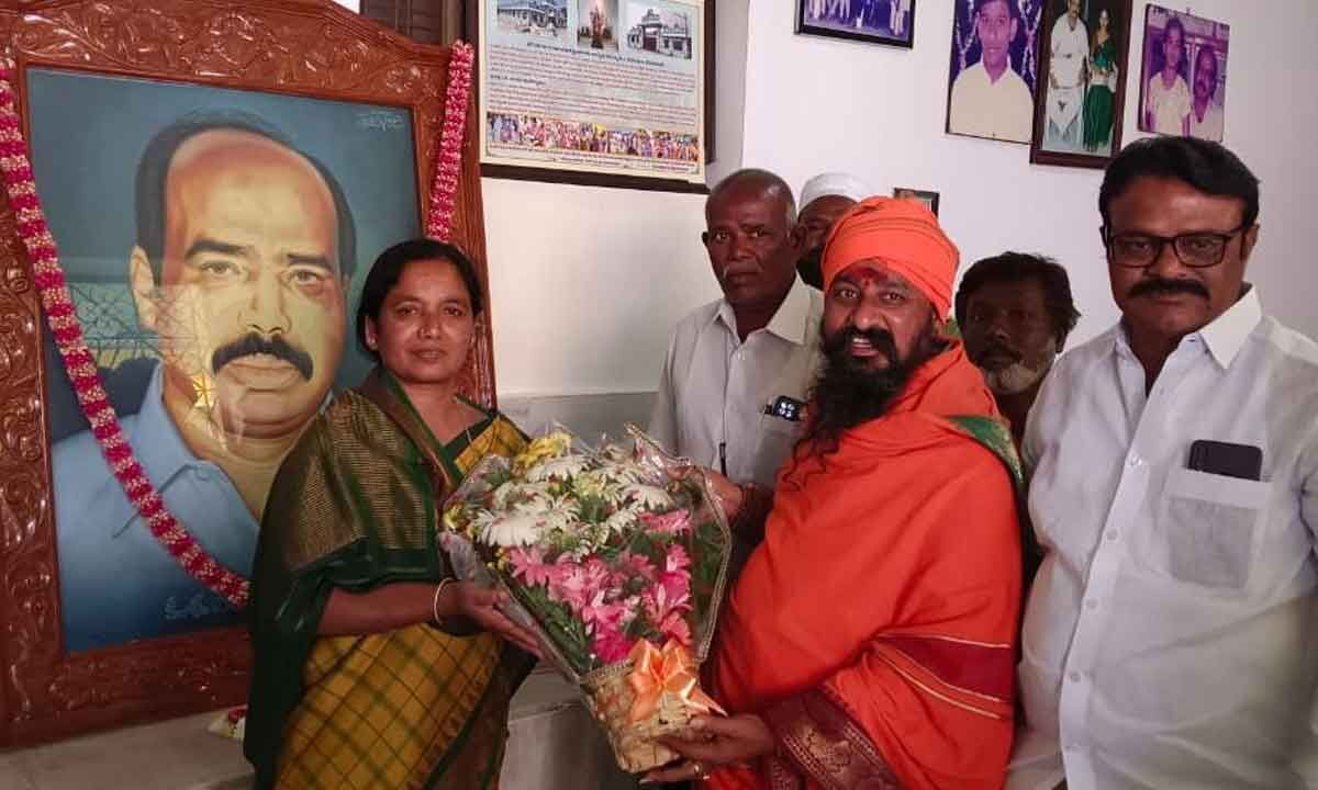 Perumalla Jeevananda Reddy pays tribute to Paritala Ravindra