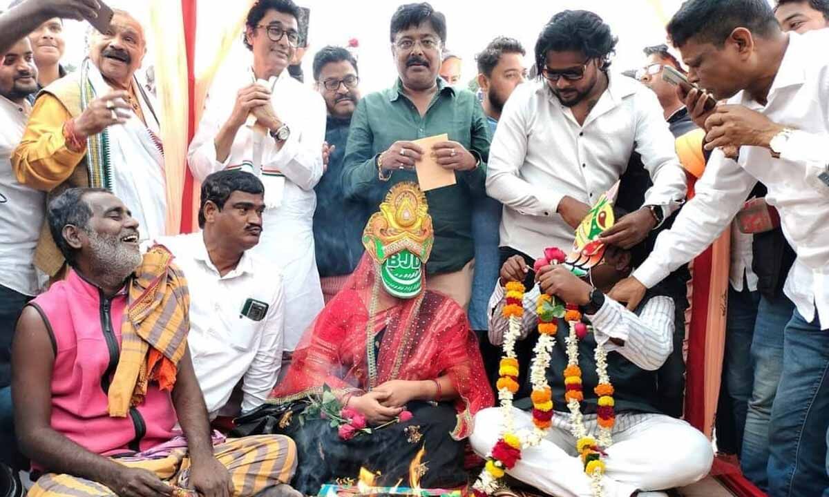 Alleging nexus, Congress organises ‘BJD-BJP wedding’
