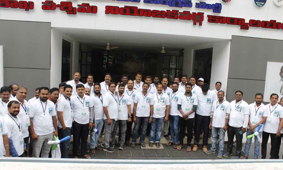 YSRCP cadre under the leadership of Adari Anand Kumar head to YS Jagan ...