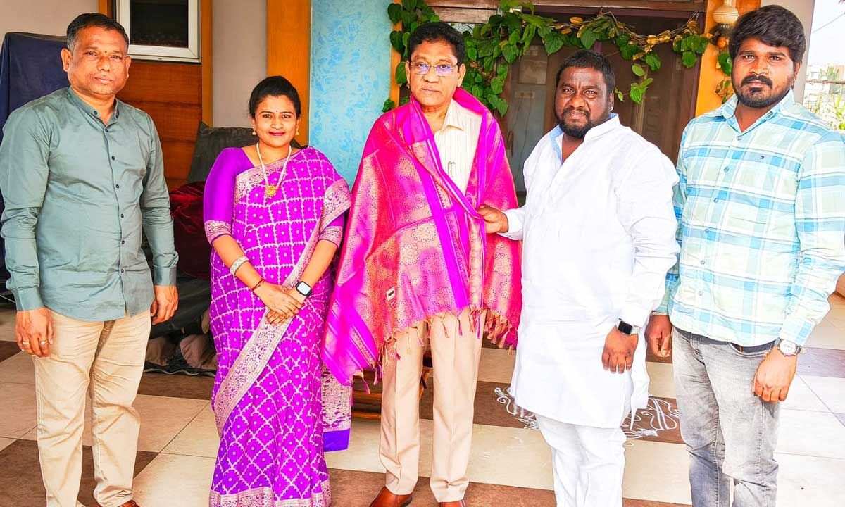 RTI general secretary meets Bhatti Vikramarka OSD Satyanarayana