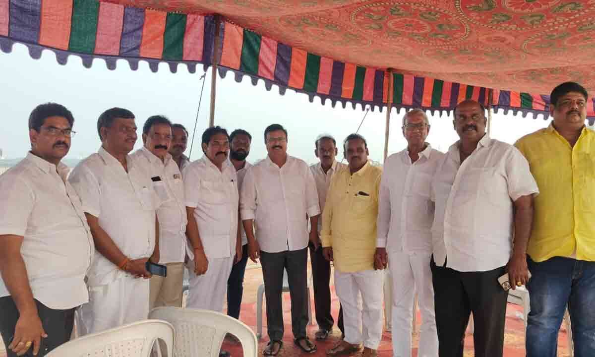 Bandaru Satyananda Rao inspects arrangements for TDP Rajahmundry meeting