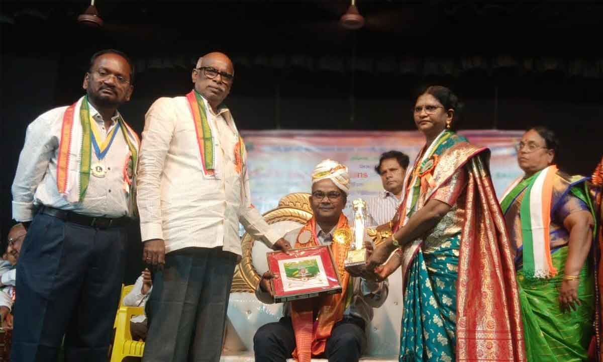 Dr CS Rao receives national integration award