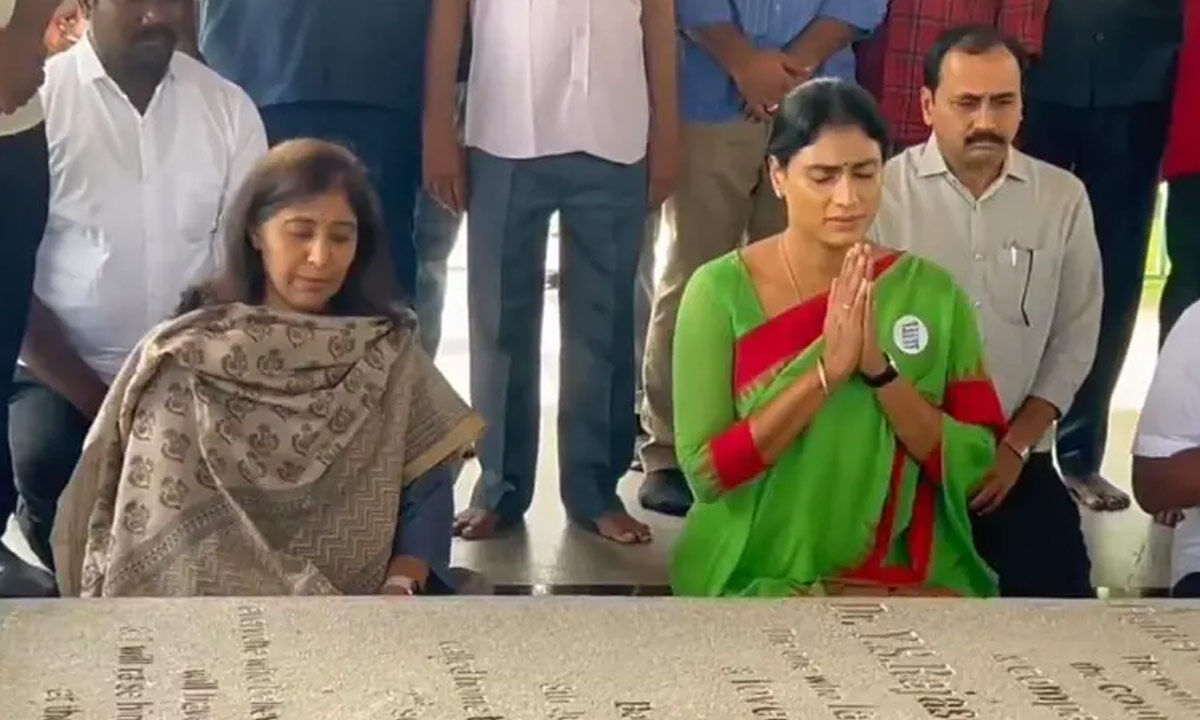 Sharmila calls on Sunitha Reddy