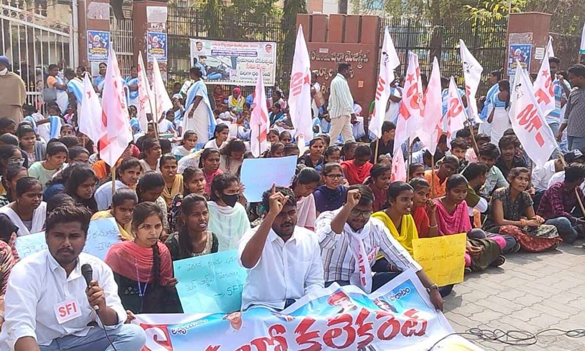 Karimnagar: SFI stages dharna at Collectorate