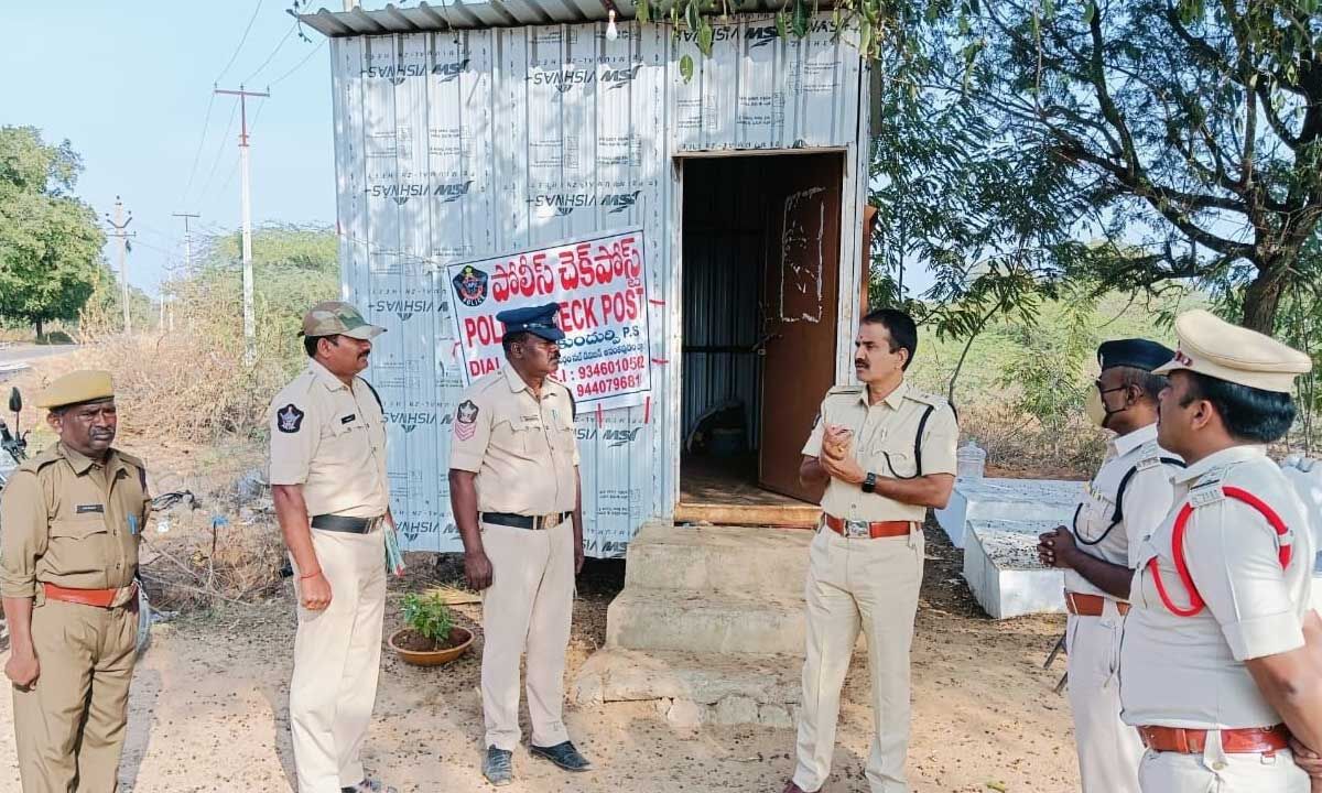 Anantapur: Police vigilance at border check posts