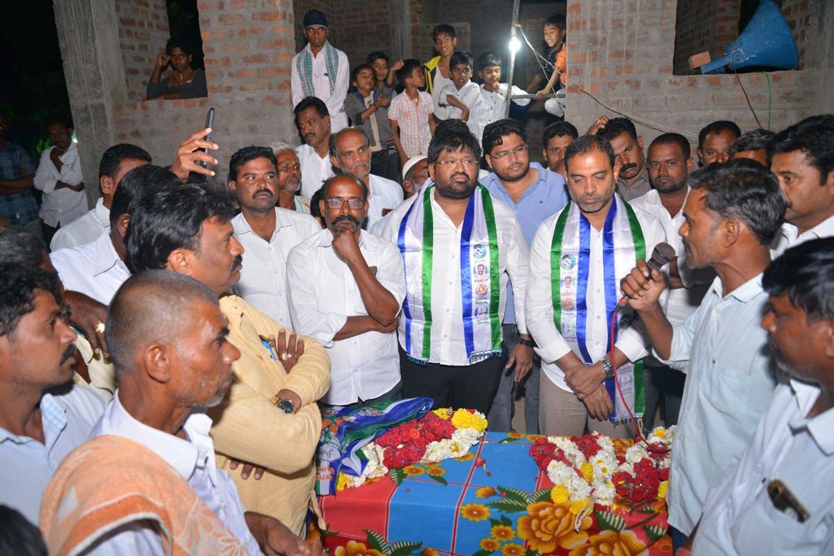 Battala Hari Prasad hands over Rs. 1 lakh to temple in Kadiri