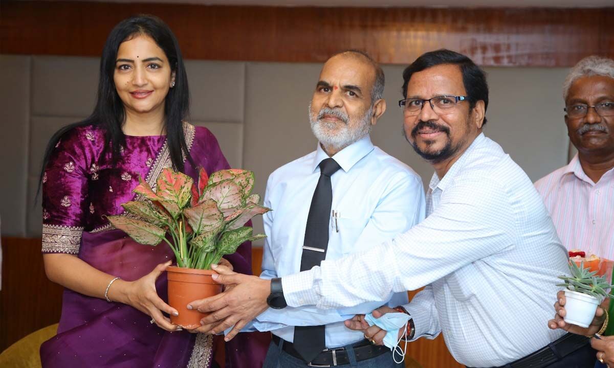 Mallareddy University Director Dr. CH. Preeti Reddy bags Champions of ...