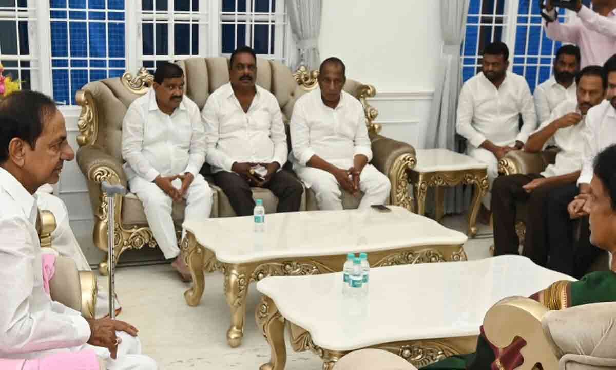 KCR holds meeting with Nalgonda, Khammam and Mahbubnagar district leaders