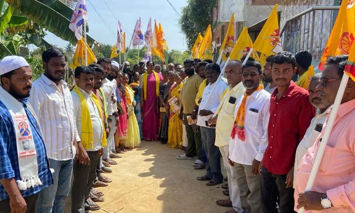 Chittoor TDP leader Pulivarti Sudha Reddy participates Babu Surety ...