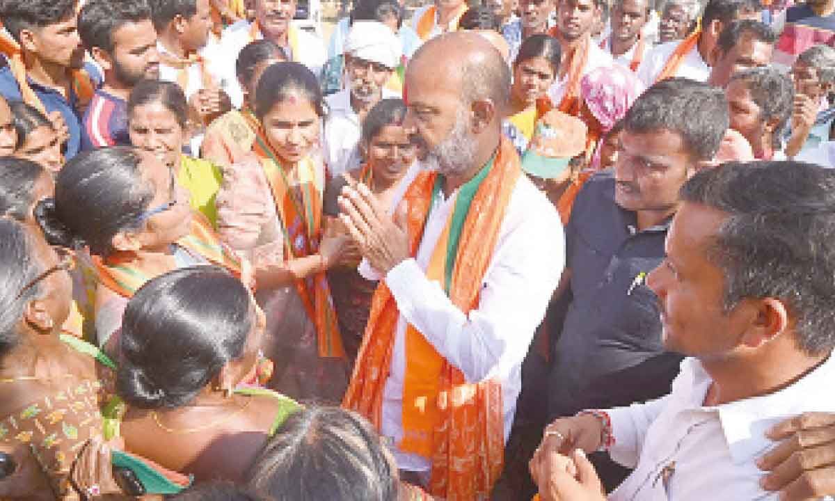 KCR should apologise to people: Bandi