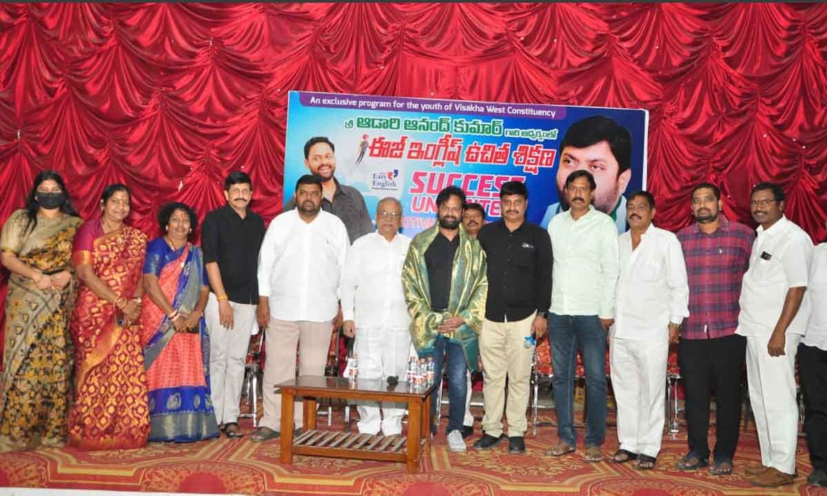 Adari Anand Kumar attends free english training program
