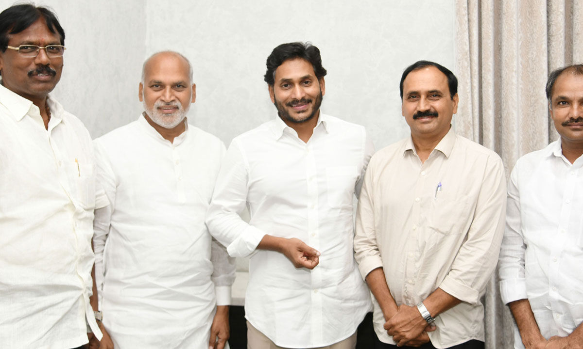 Mangalagiri MLA Alla returns to YSRCP