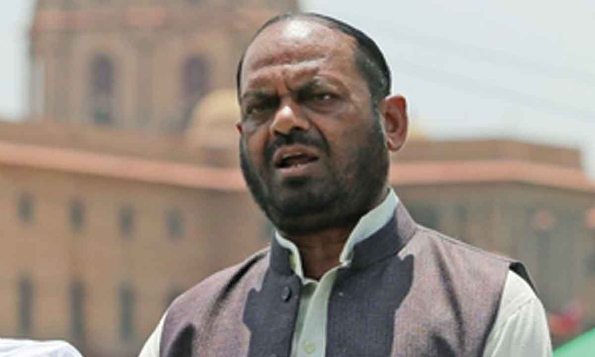 Veteran Gujarat Congress leader Naran Rathwa and son join BJP