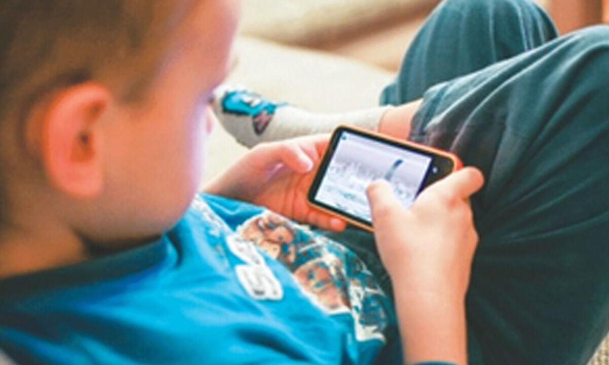 Smartphones' effect on kids under 10 go beyond eyes, say doctors