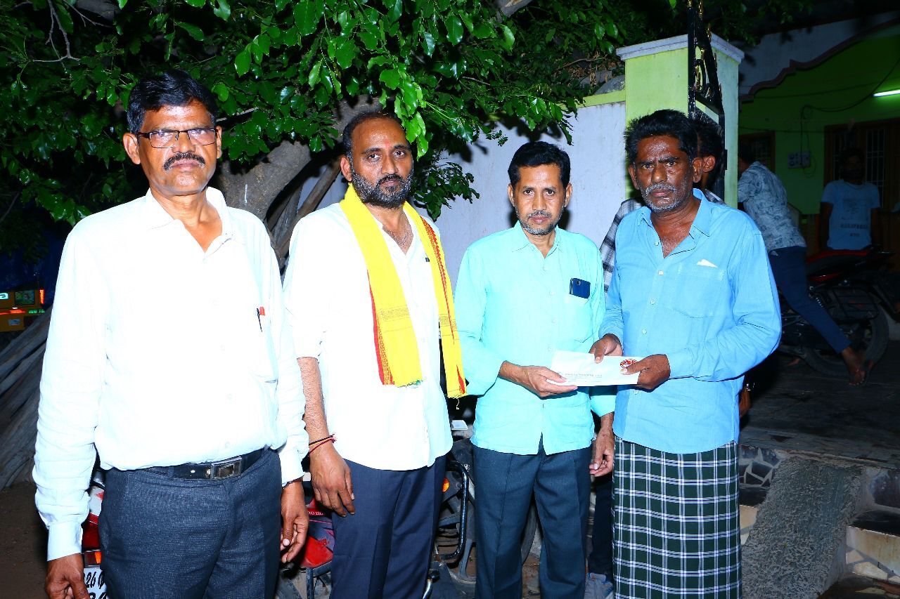 Kakarla Suresh extends financial assistance to needy in Udayagiri