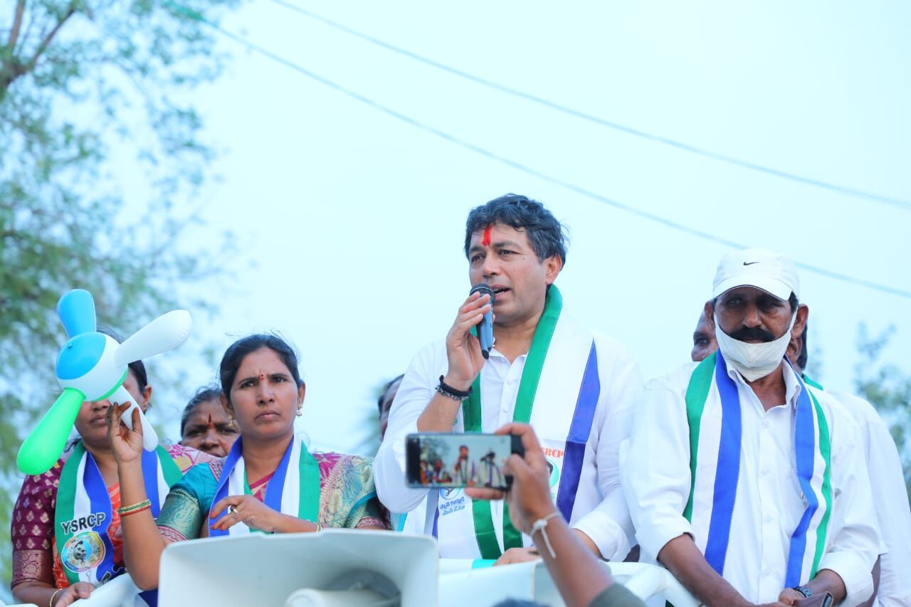Mekapati Vikram Reddy conducts Vijaybhavayatra in Atmakur