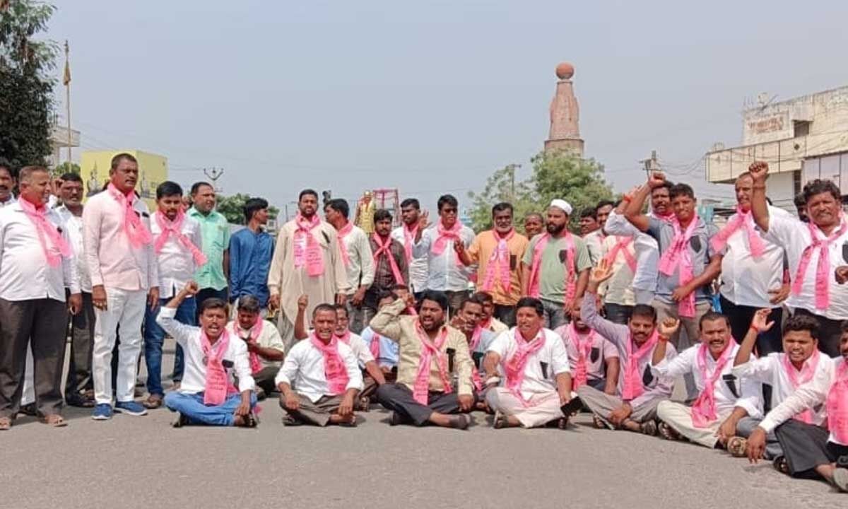 BRS party leaders protest against the Arrest of MLC Kavitha