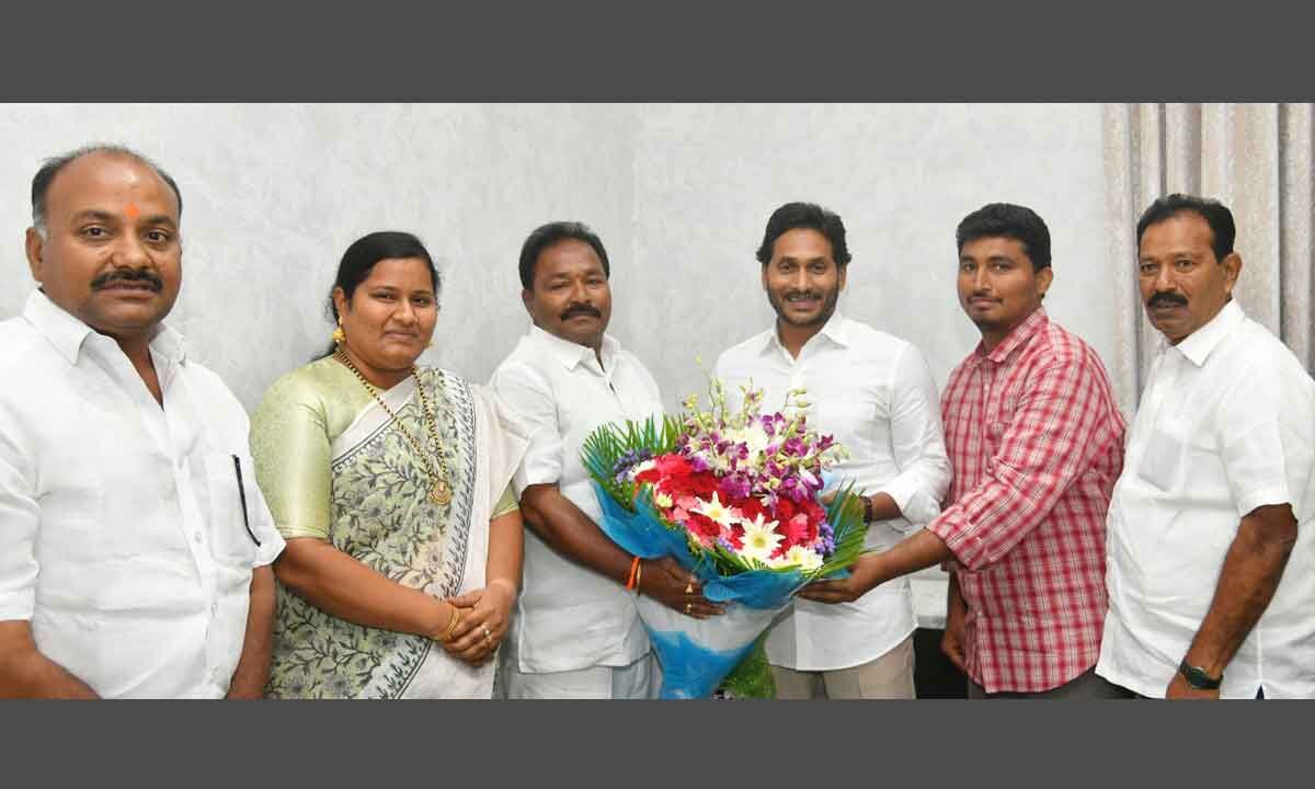 APCC leaders from Guntur join YSRCP
