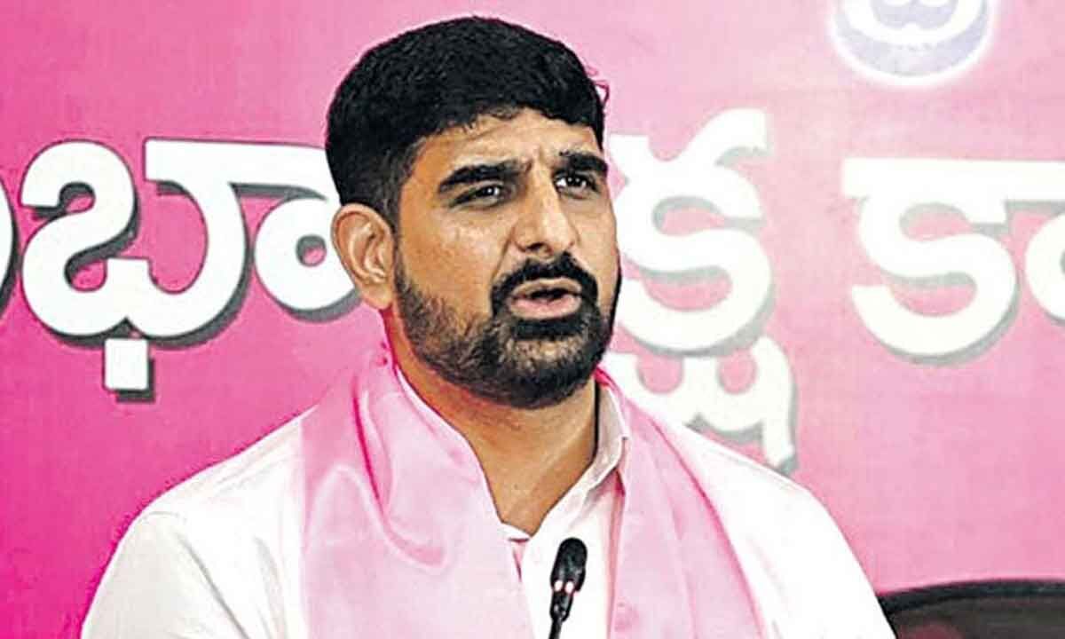 Huzurabad MLA Padi Kaushik clarifies on joining Congress