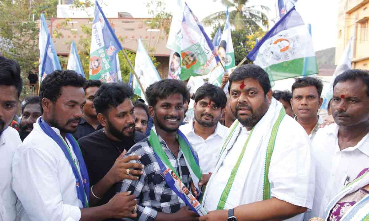 Adari Anand Kumar conducts campaign in GVMC 89th ward