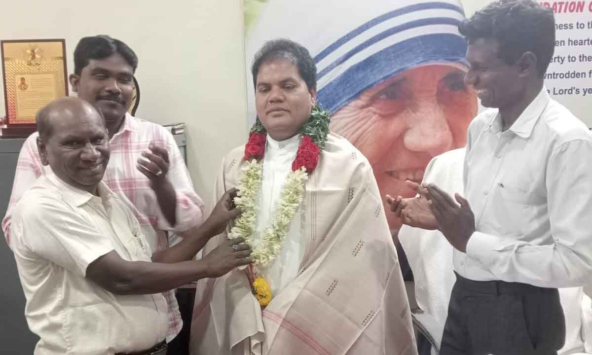 Father Rev. Balaraju honoured by Shanti Seva Society founder Madagalam ...