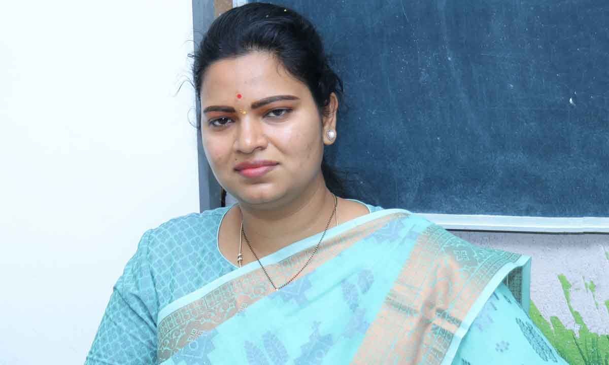 Vidudala Rajini accuses Naidu of stopping volunteers from distribution ...