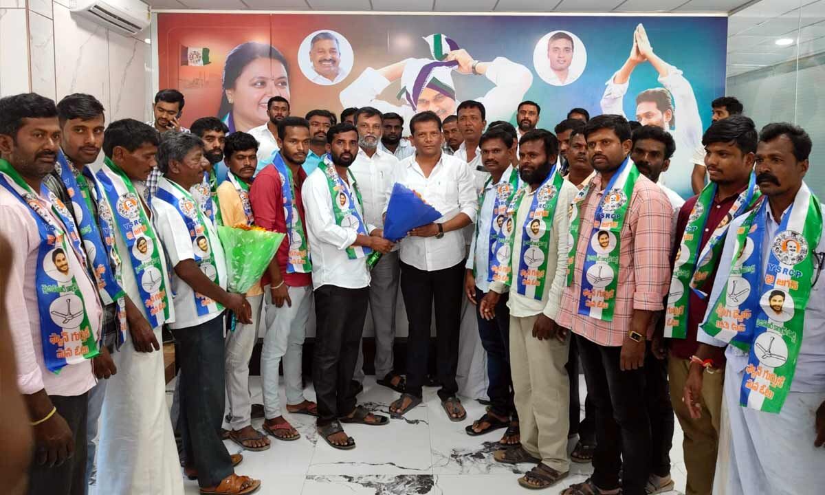 TDP MPTC joins YSRCP in Hindupur