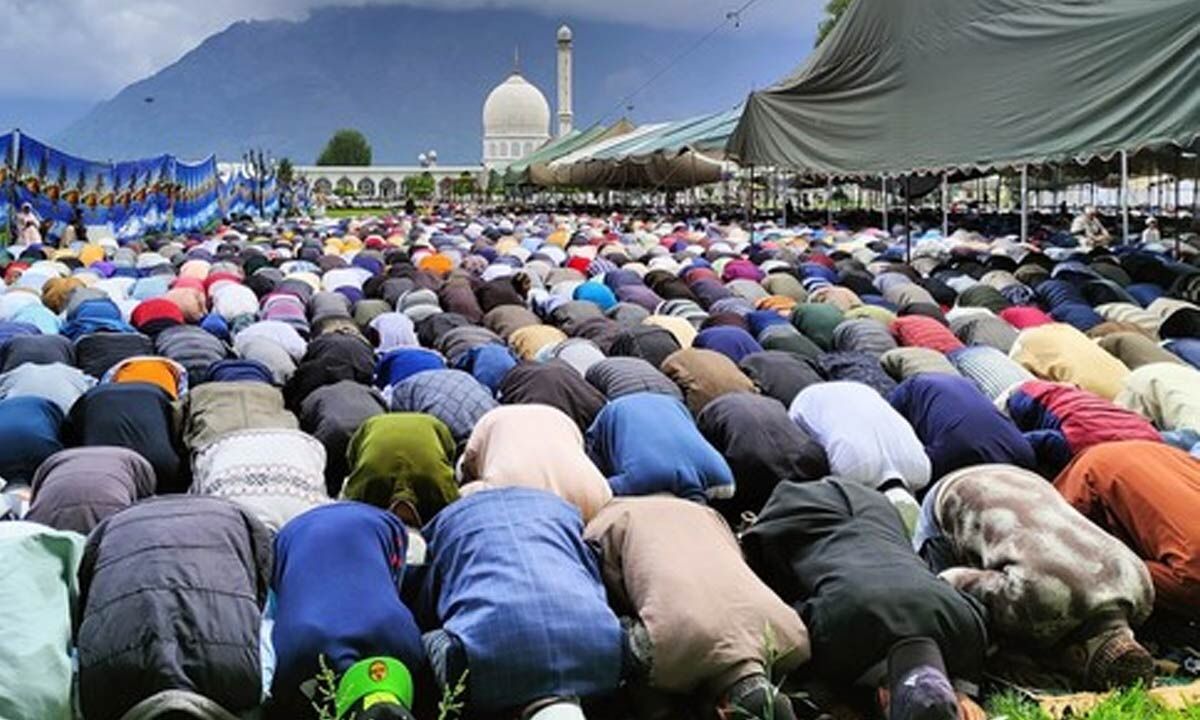 J&K: Thousands congregate for prayers on last Friday of Ramadan