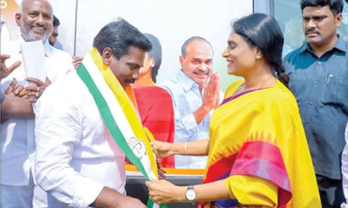 KADAPA: Puthalapattu sitting MLA joins Congress