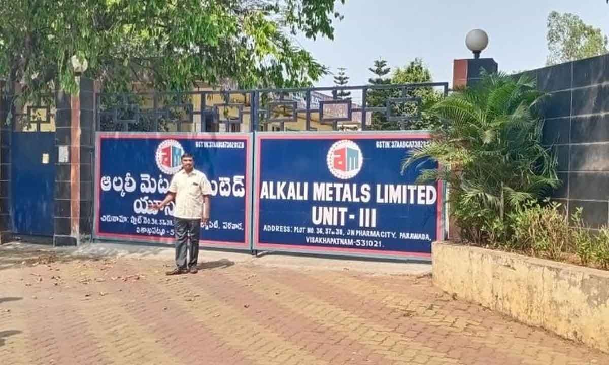 Two die, five injured in two separate accidents