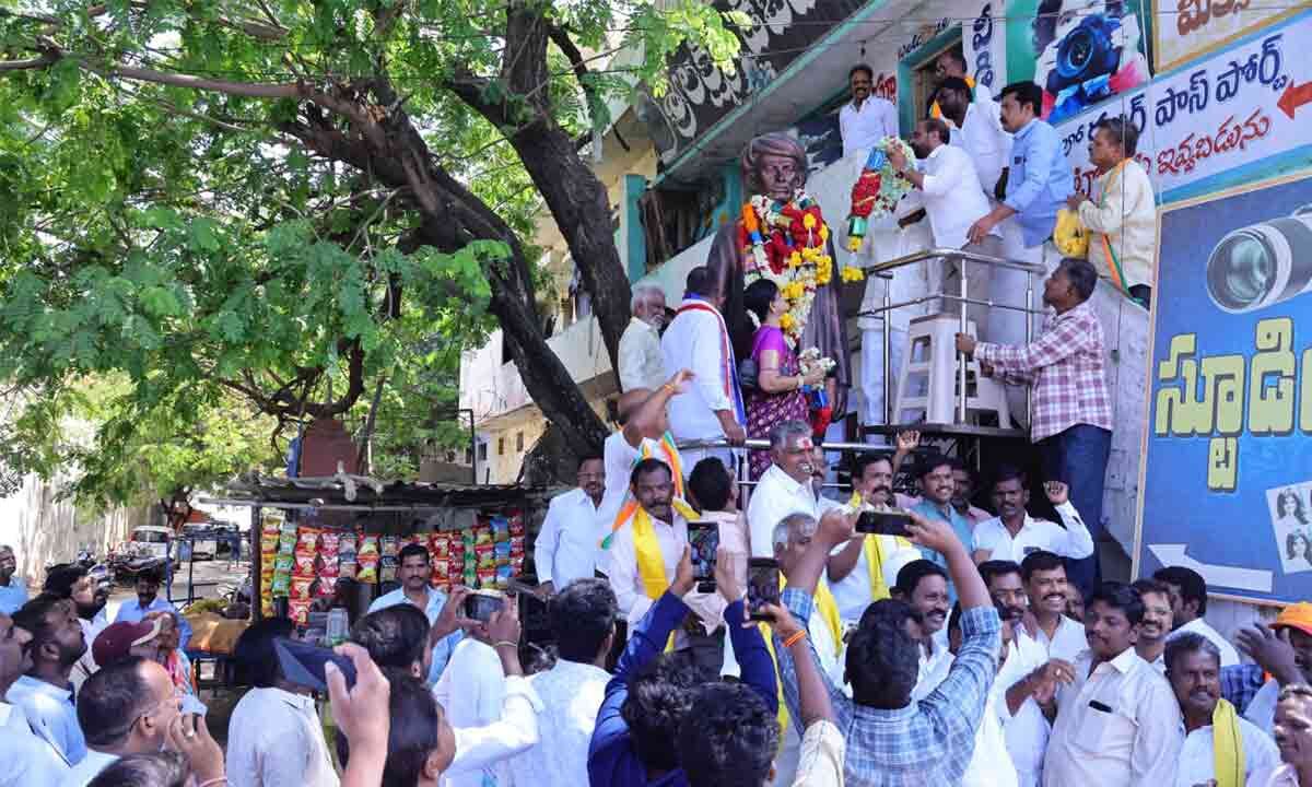 Dharmavaram BJP candidate Satya Kumar pays tribute to Mahatma Jyoti Rao ...