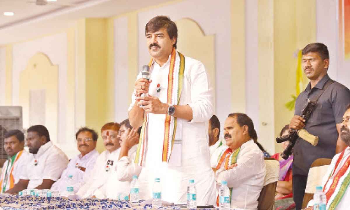 Challa Vamsichand Reddy gains support at Shadnagar meeting