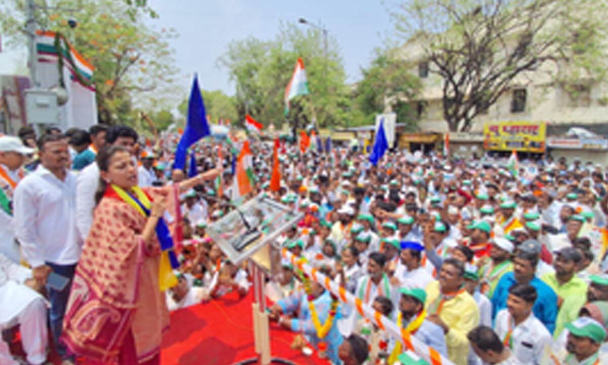 Amid show of strength, Congress’ Praniti Shinde files nomination from ...