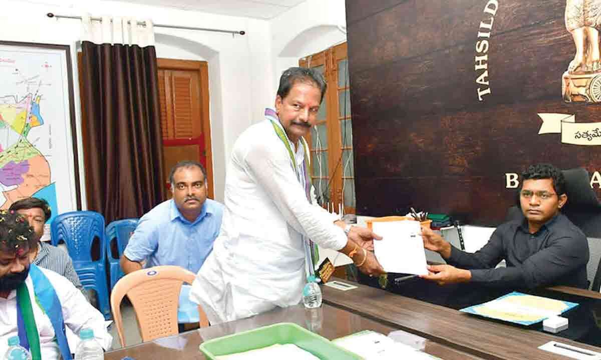 YSRCP, TDP candidates file nominations