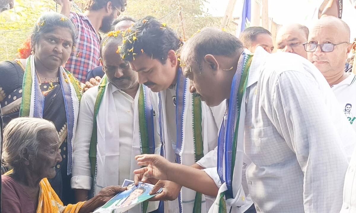 YSR Congress Party MLA Candidate Conducts Election Campaign in ...