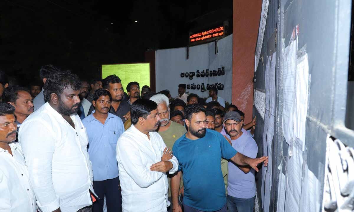 Andhra Paper declares lockout